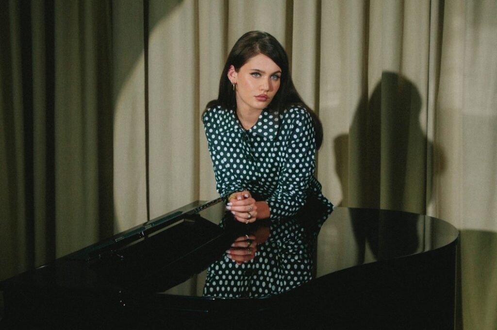 Sienna Spiro Releases "You Stole The Show" - The Garnette Report