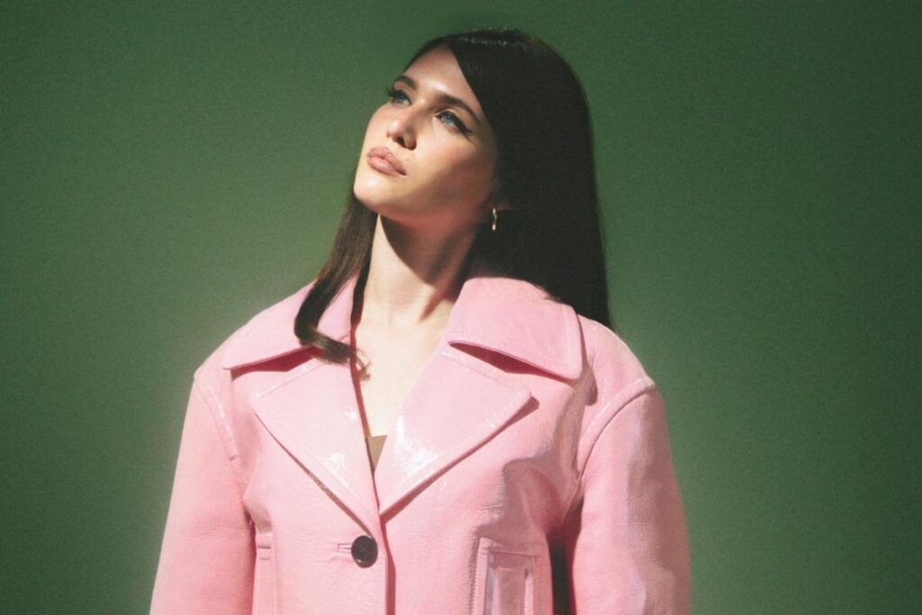Sienna Spiro Shares New Single "Die On This Hill" - The Garnette Report
